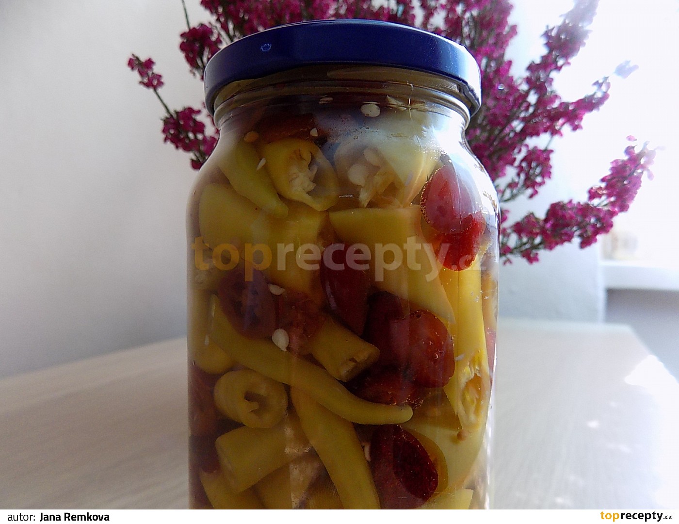 Ostré feferony s brusinkami recept - TopRecepty.cz