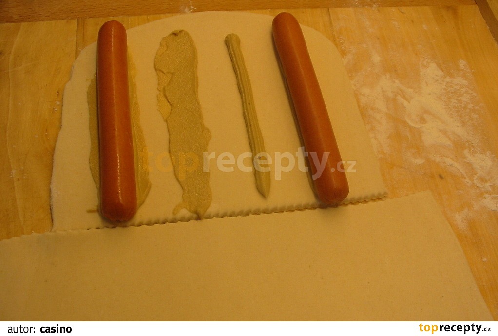 Párek v listovém těstě recept - TopRecepty.cz