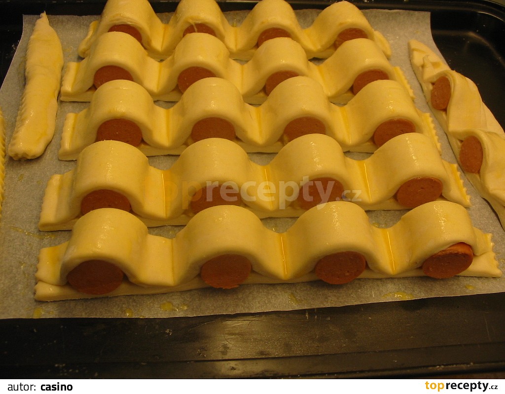 Párek v listovém těstě recept - TopRecepty.cz