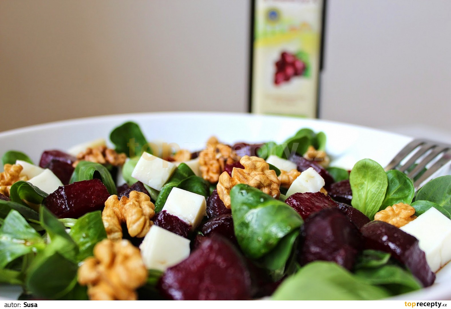 Salát z červené řepy s kozím sýrem a ořechy recept - TopRecepty.cz