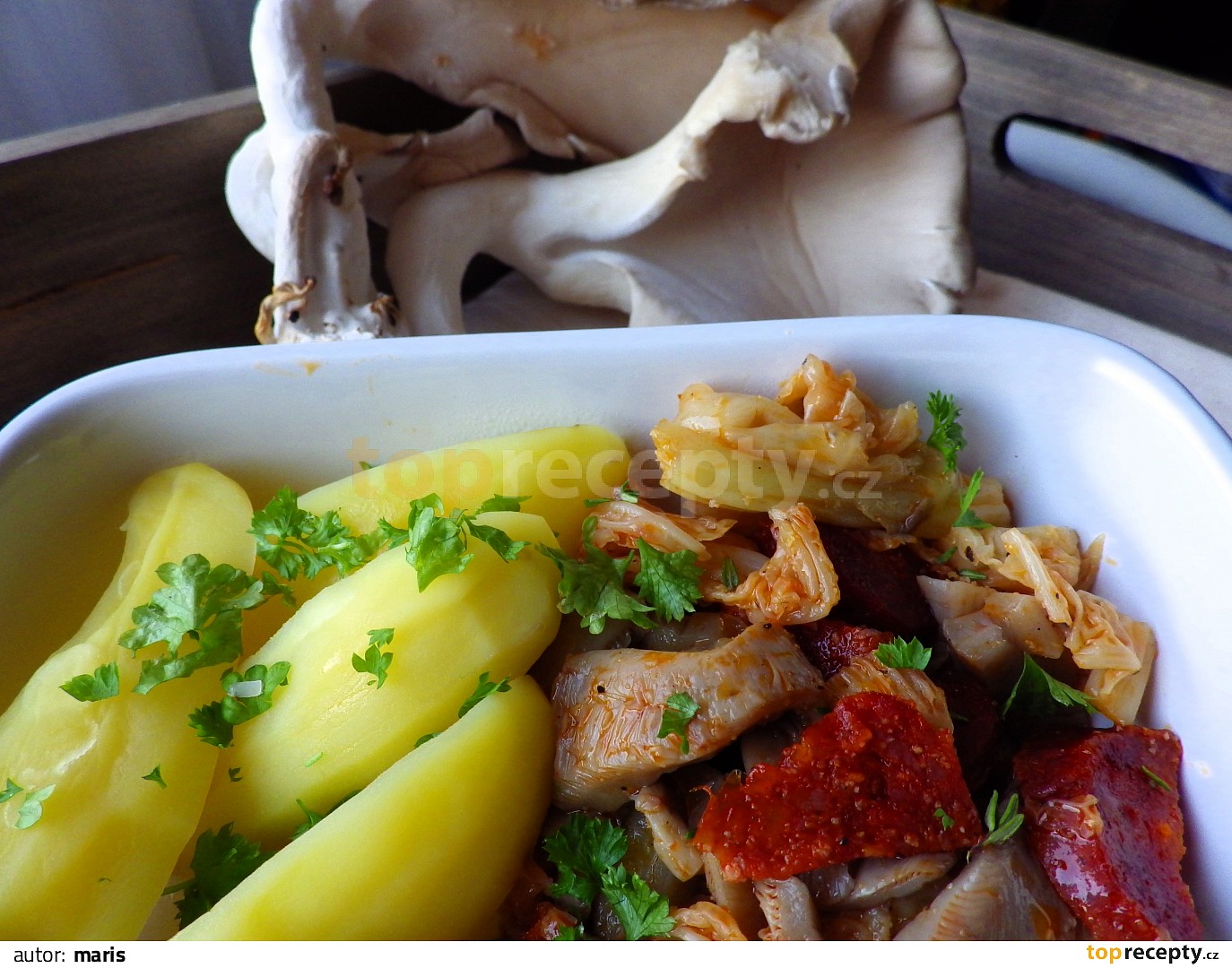 Hlíva s kapustou a klobásou recept - TopRecepty.cz