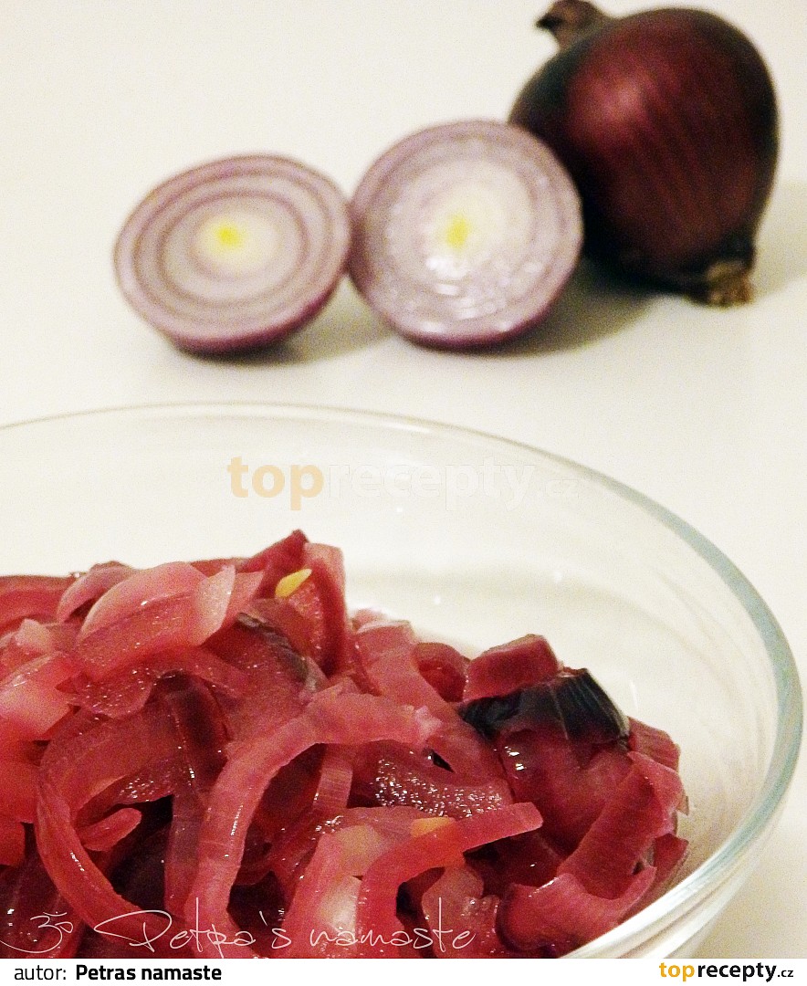 Salát z červené cibule recept - TopRecepty.cz