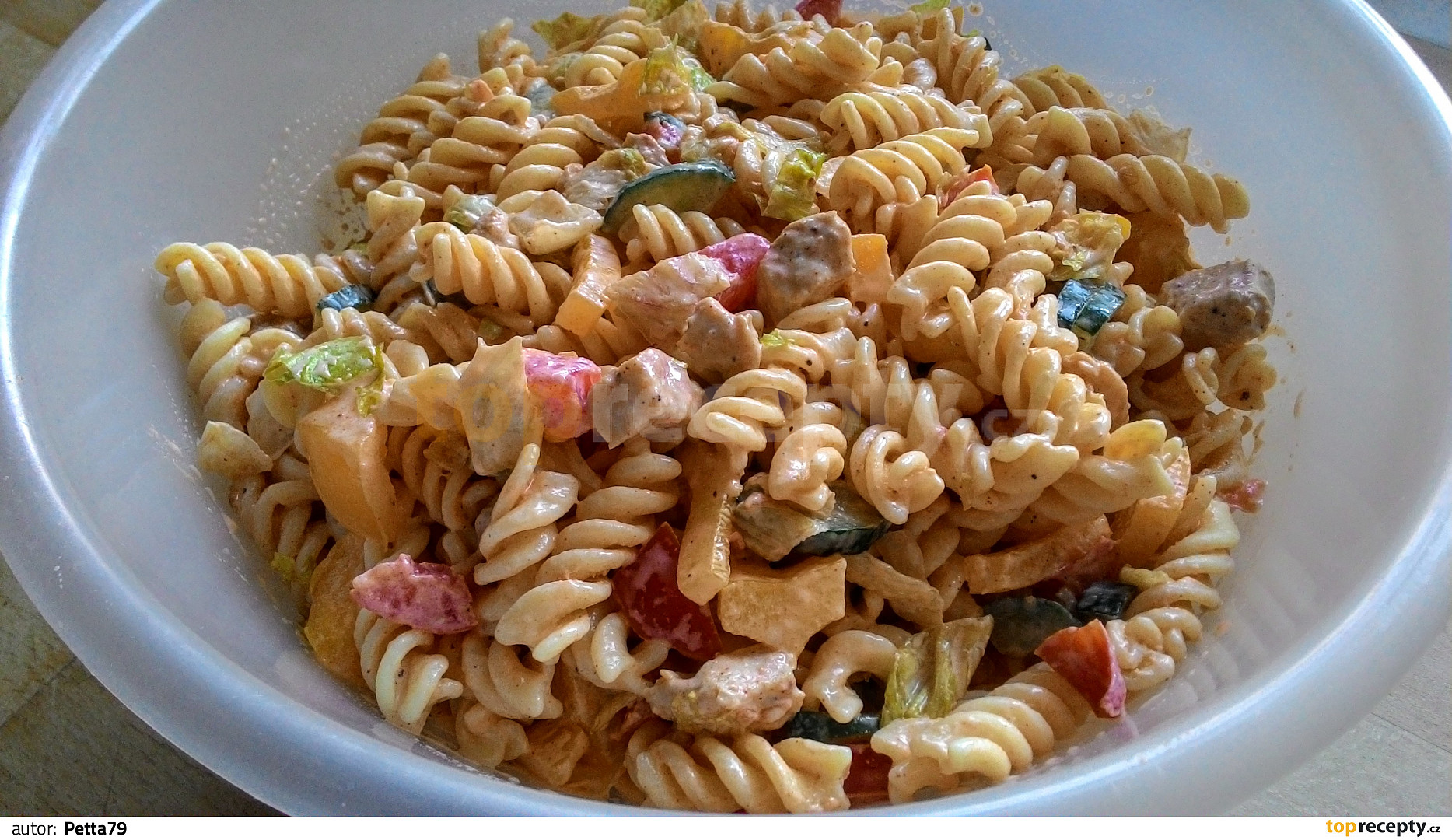 Těstovinový salát s krůtím masem a zakysanou smetanou recept ...