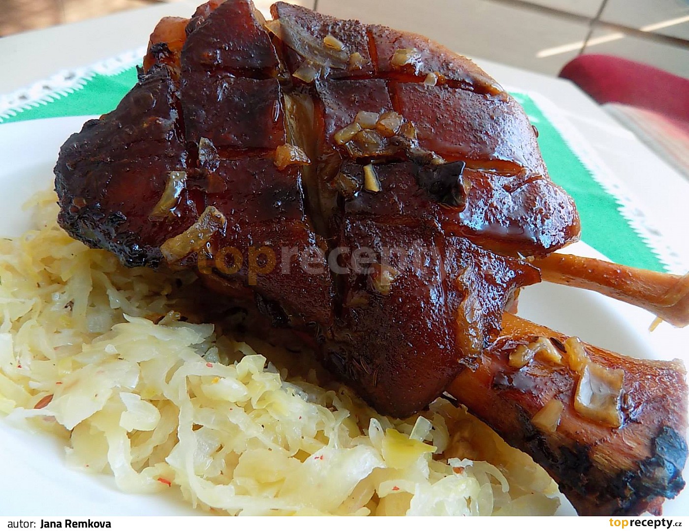 Uzené koleno pečené v PH recept - TopRecepty.cz