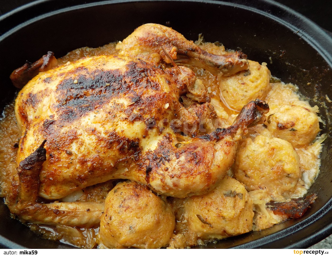 Kuře se zelím a knedlíky z jednoho pekáčku recept - TopRecepty.cz
