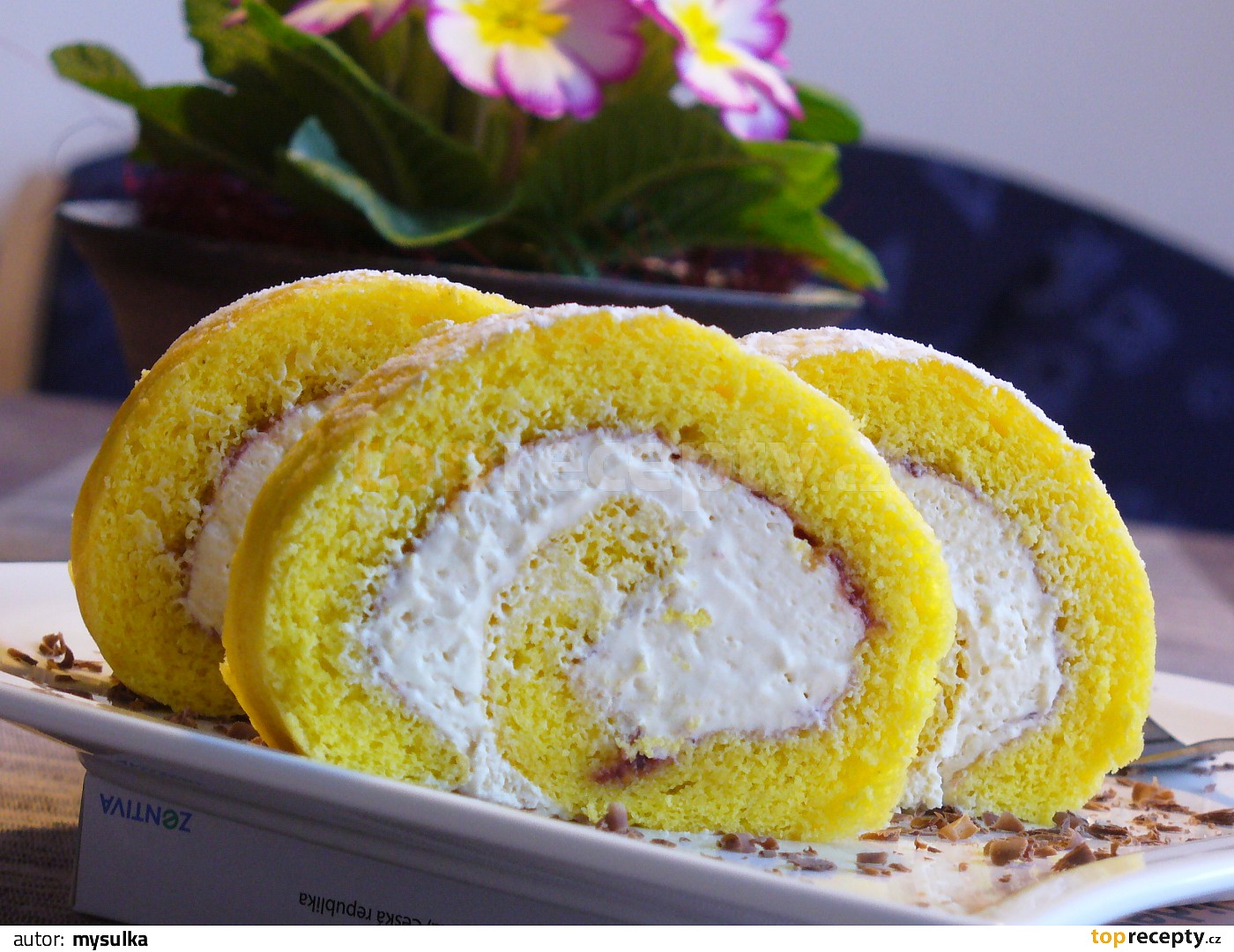 Piškotová roláda s karamelovou šlehačkou recept - TopRecepty.cz