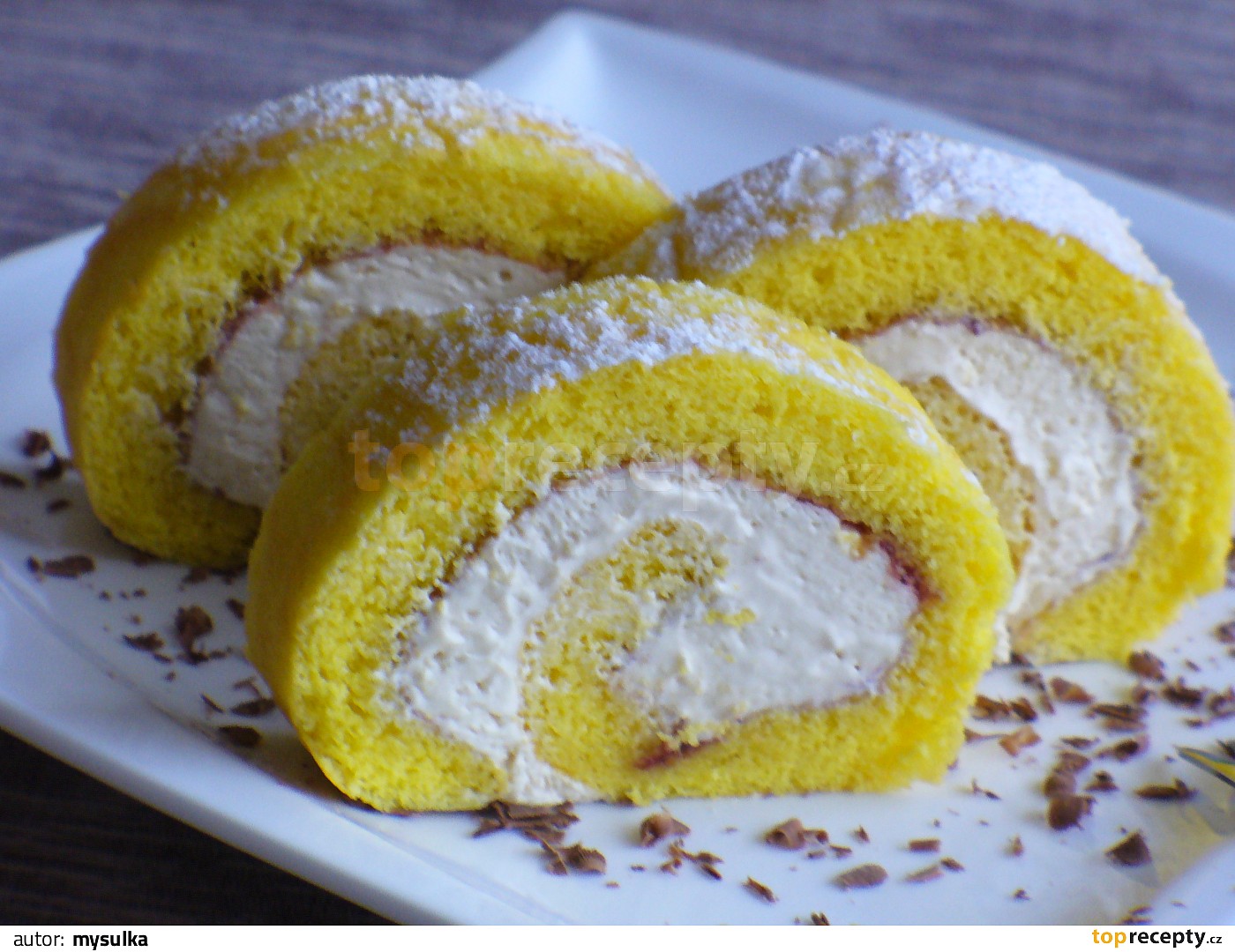 Piškotová roláda s karamelovou šlehačkou recept - TopRecepty.cz