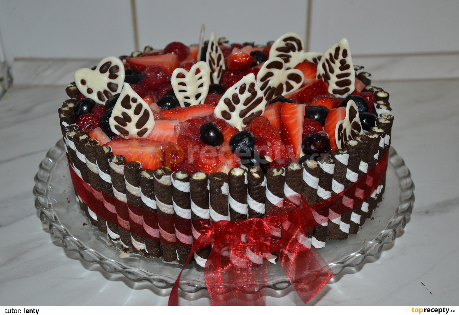 Slavnostní čokoládový dort s ovocem recept - TopRecepty.cz