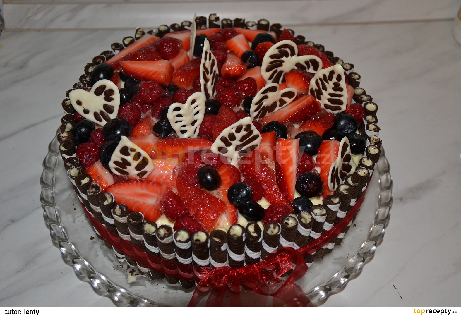 Slavnostní čokoládový dort s ovocem recept - TopRecepty.cz