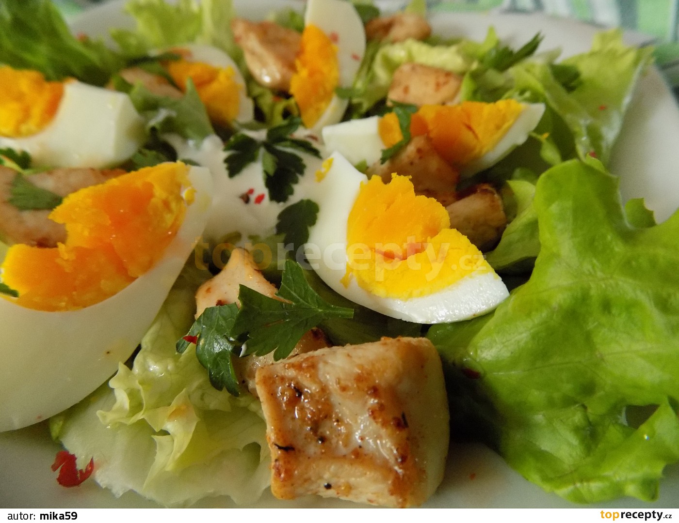 Listový salát s teplým kuřecím masem a vejci recept - TopRecepty.cz