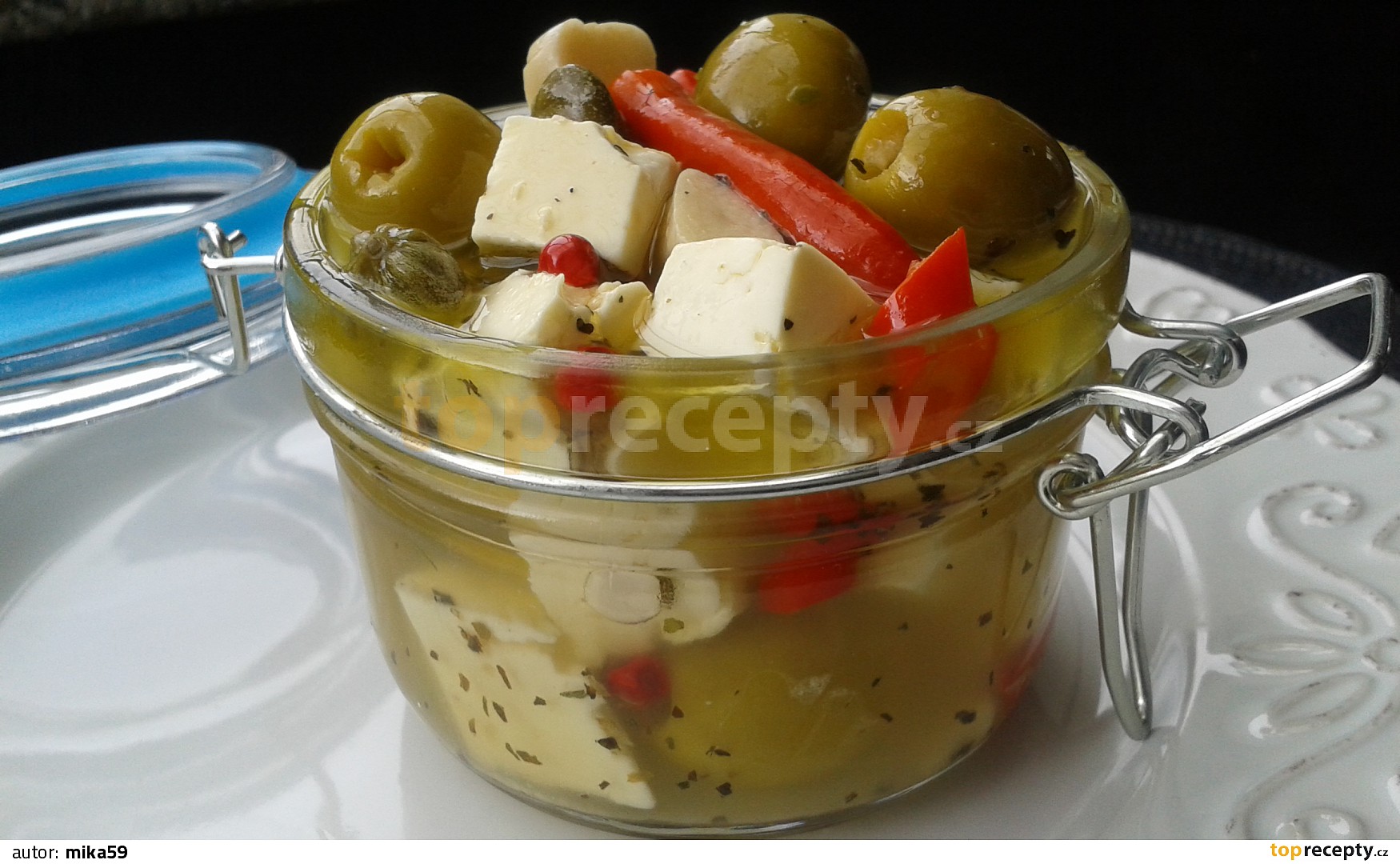 Marinované olivy se sýrem a kapary recept - TopRecepty.cz