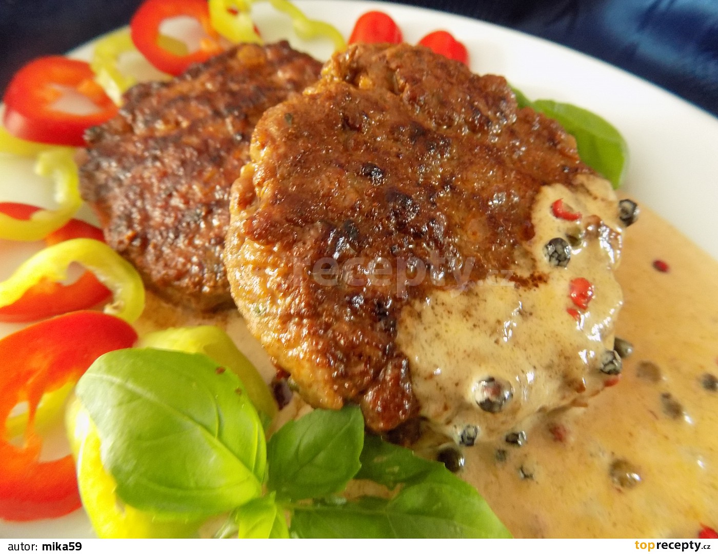 Mletý hovězí "biftek" s pepřovou omáčkou recept - TopRecepty.cz