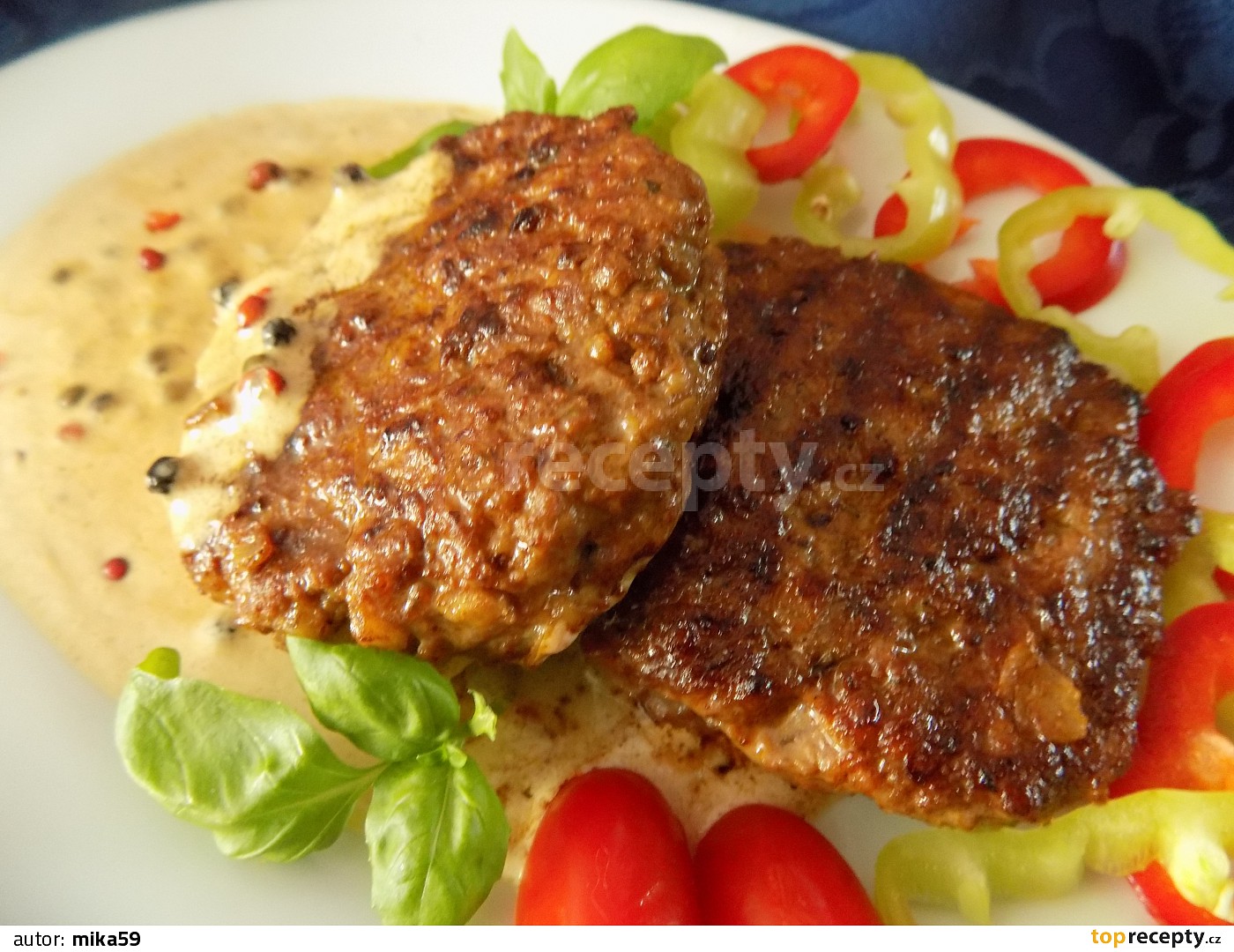 Mletý hovězí "biftek" s pepřovou omáčkou recept - TopRecepty.cz