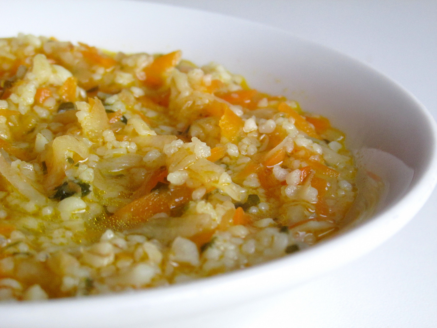 Hustá zeleninová polévka s kuskusem a pestem z medvědího česneku ...