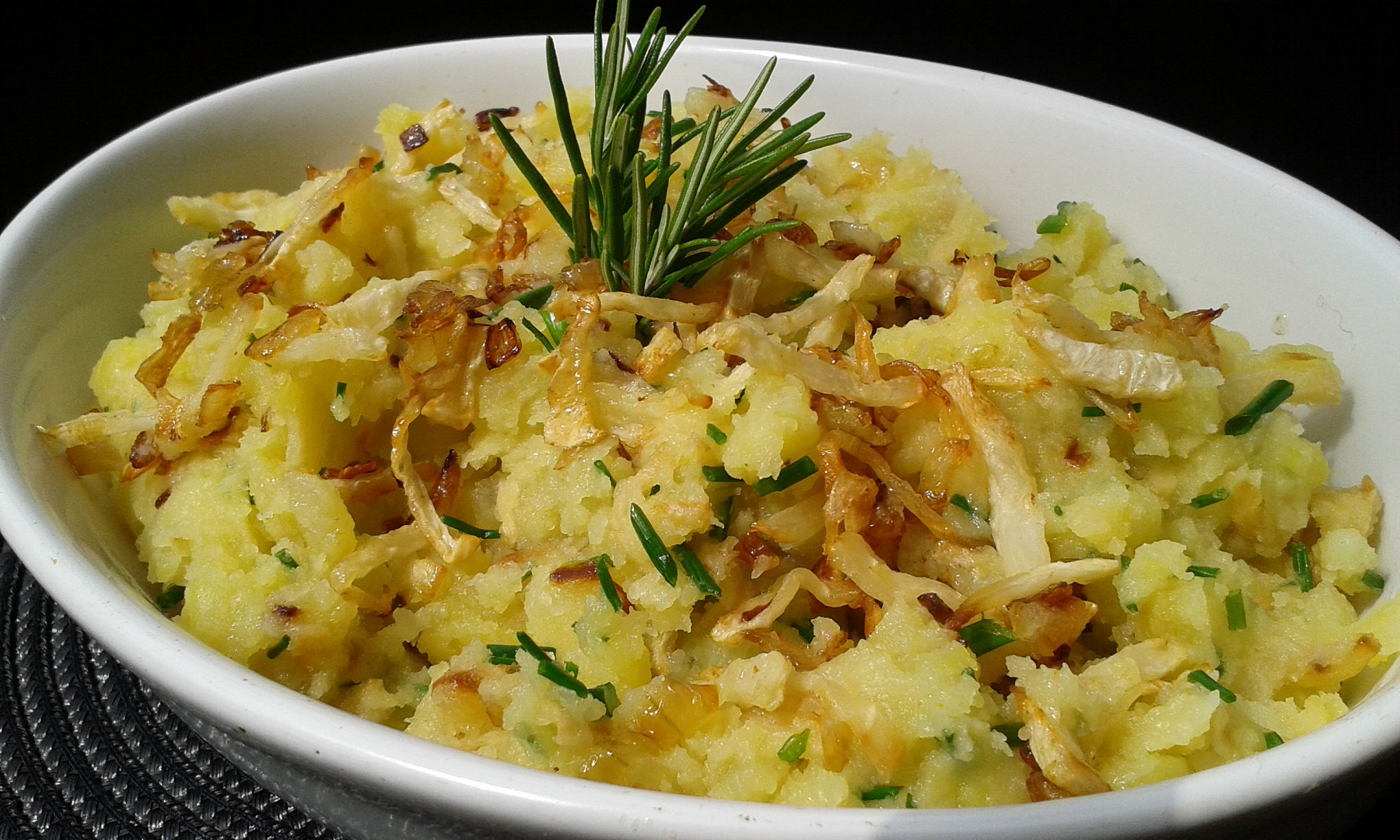 Šťouchané brambory s cibulkou a křupavým celerem recept - TopRecepty.cz