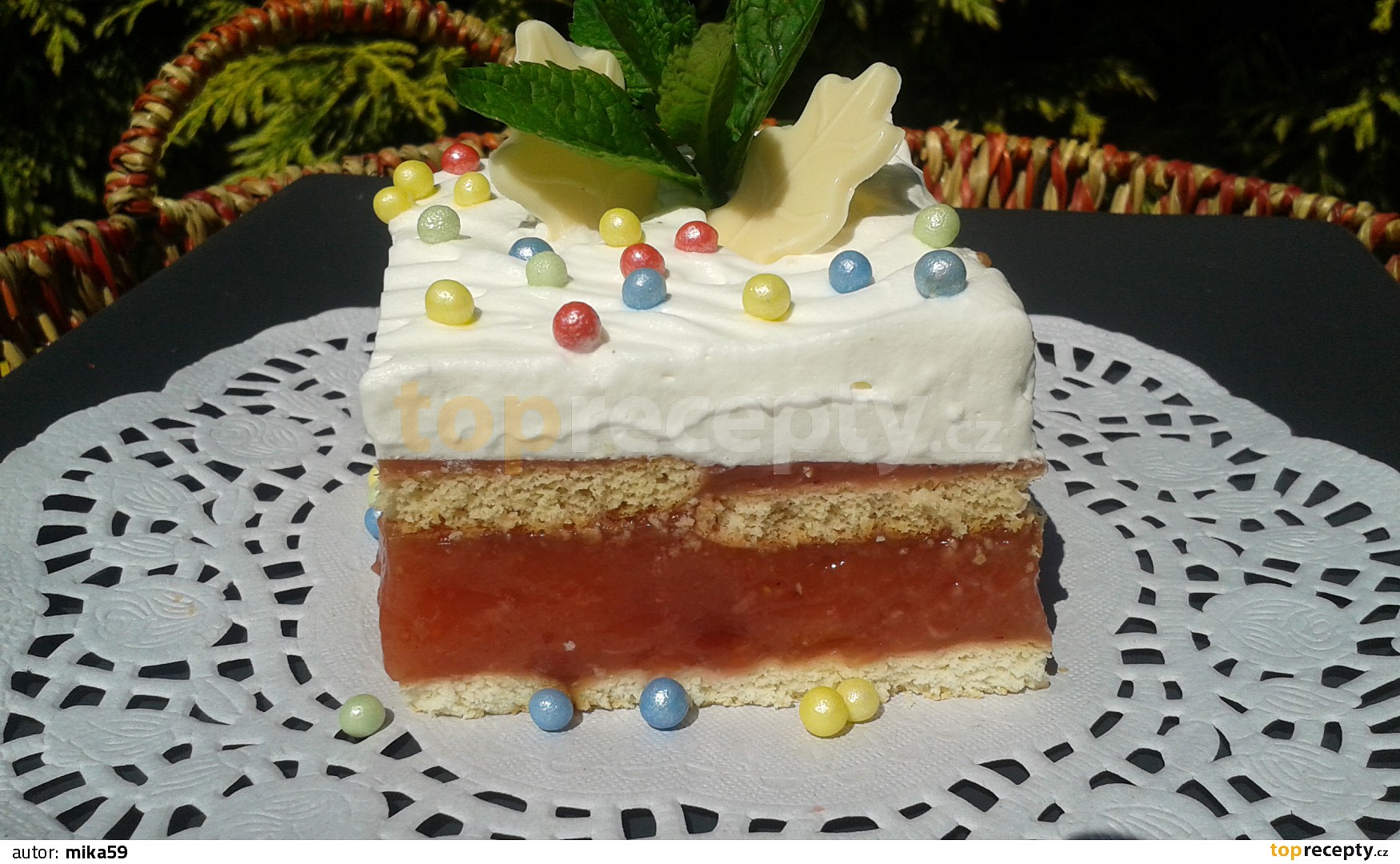 Nepečené jahodové řezy recept - TopRecepty.cz