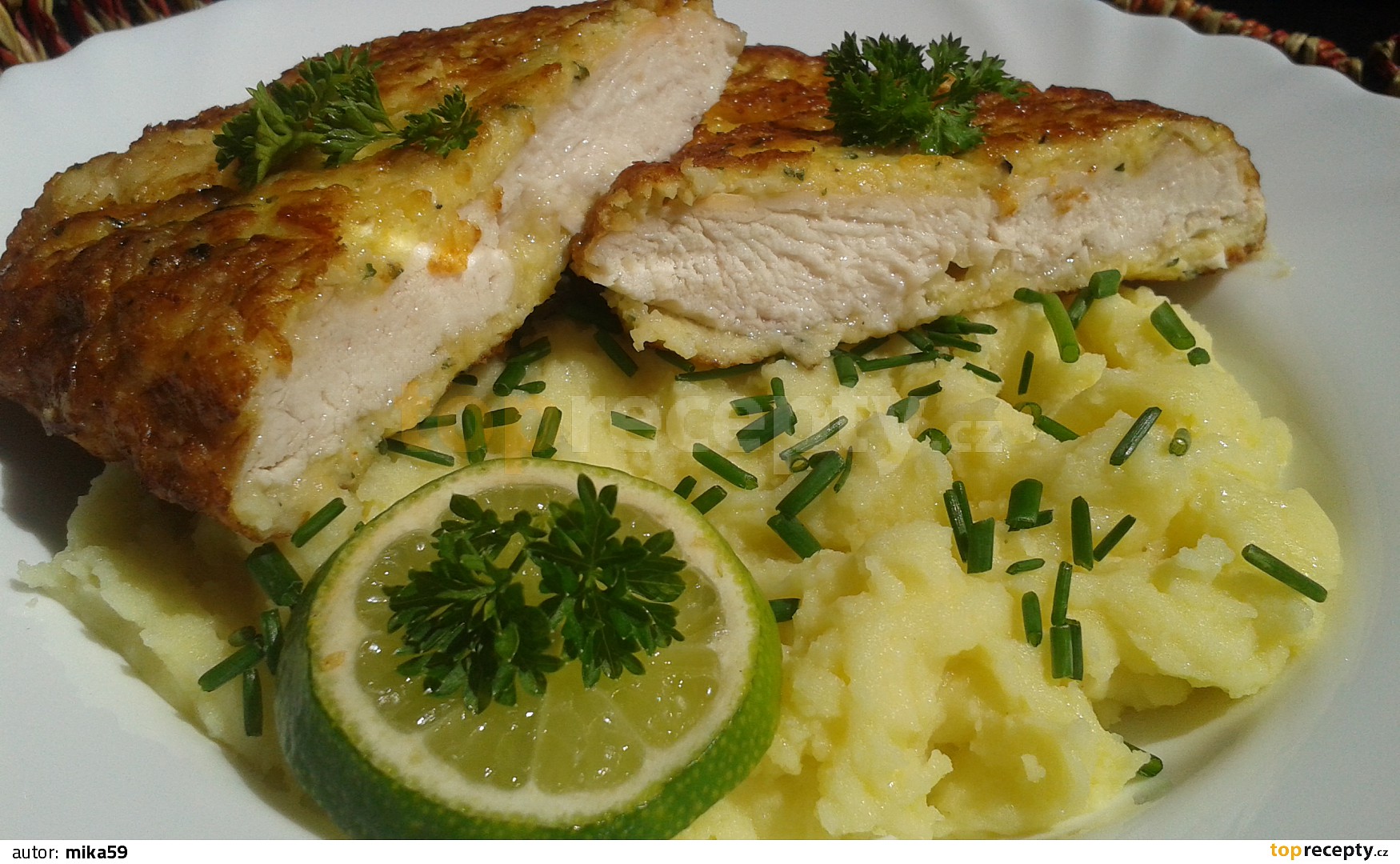 Kuřecí řízek v květákovém těstíčku recept - TopRecepty.cz