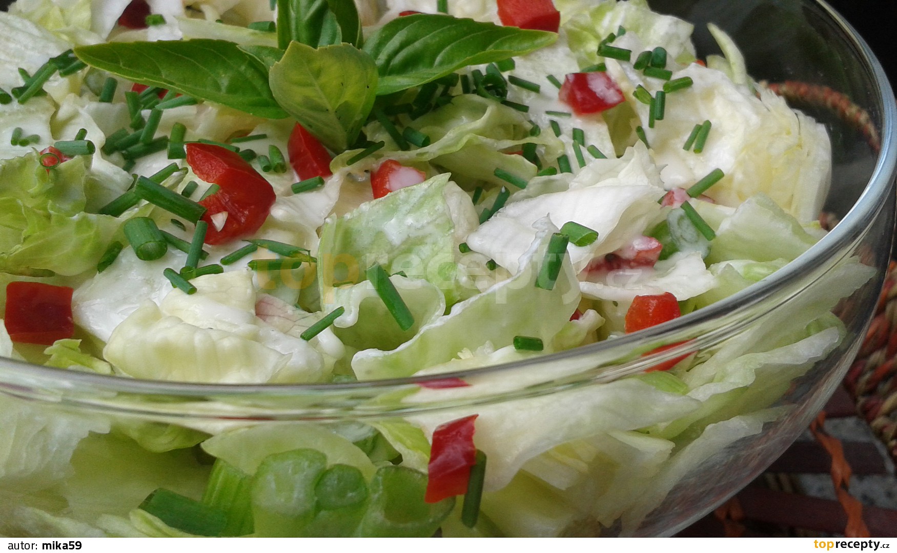 Ledový salát se zálivkou z Nivy recept - TopRecepty.cz