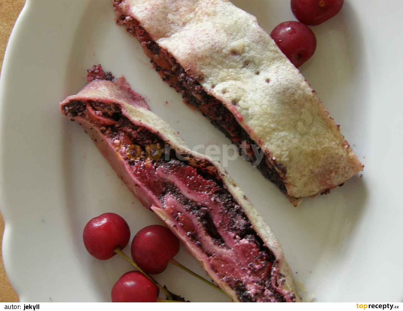 Štrúdl višňovo-makový recept - TopRecepty.cz