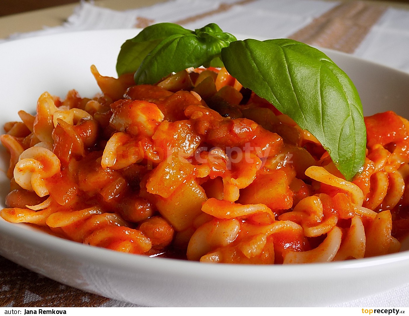 Těstoviny se zeleninou a fazolemi recept - TopRecepty.cz