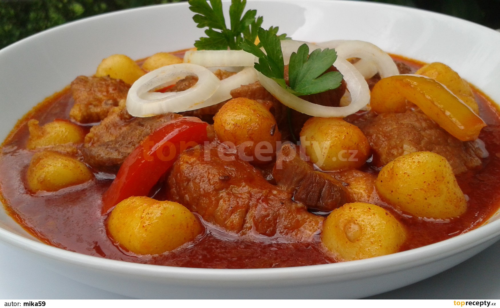 Vepřový guláš s gnocchi - aneb jídlo z jednoho hrnce recept - TopRecepty.cz