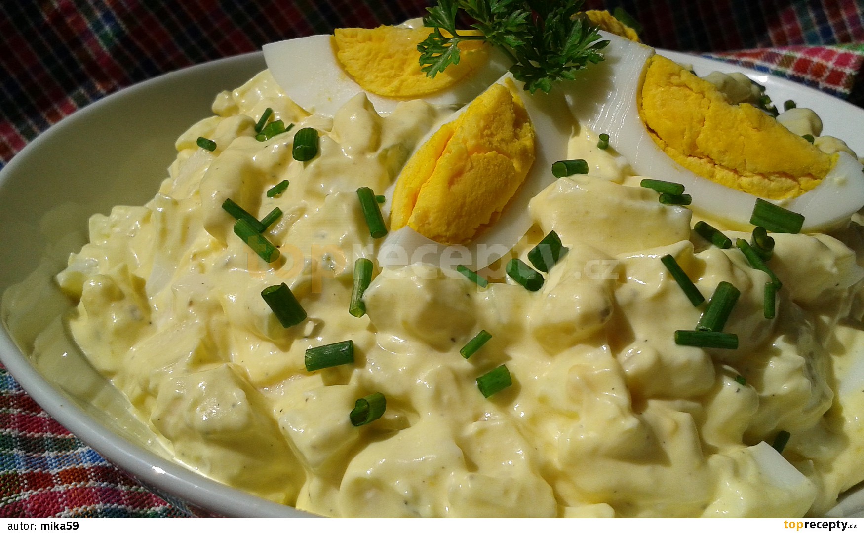 Vajíčkový salát s Hermelínem a jablkem recept - TopRecepty.cz