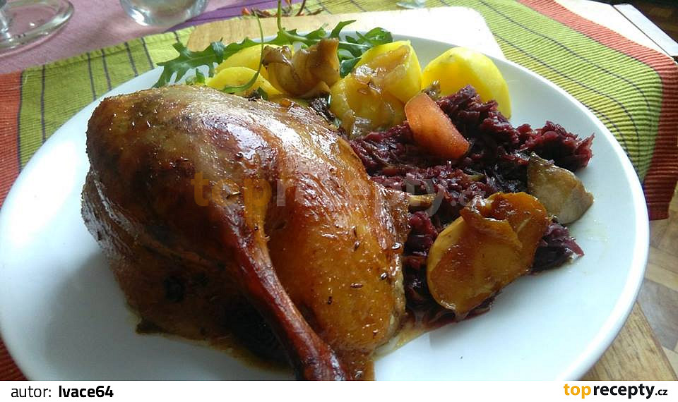 Kachna pečená s jablky, podlévaná vínem a medem recept - TopRecepty.cz