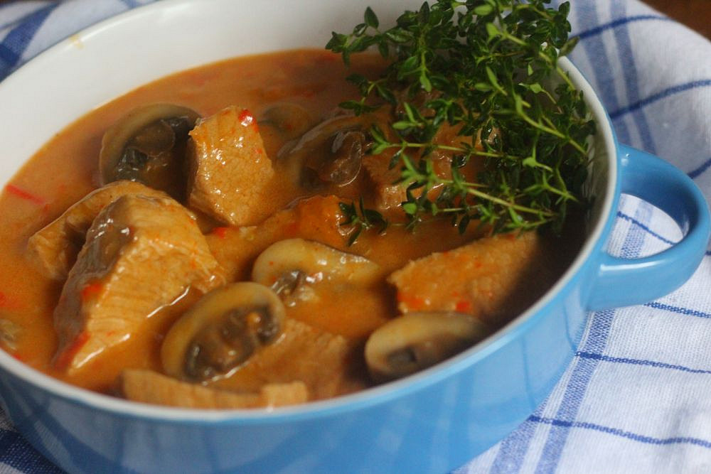 Telecí na paprice a žampiónech recept - TopRecepty.cz