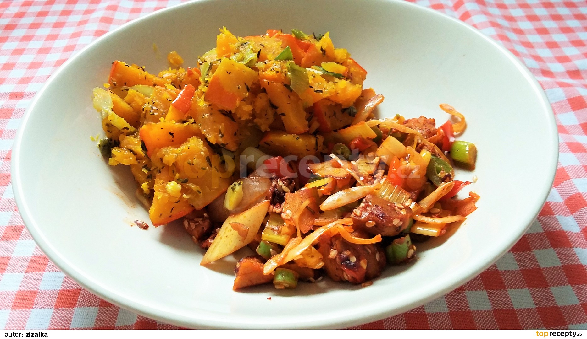 Wok seitan po rajsku podávaný s pečenou zeleninou recept - TopRecepty.cz