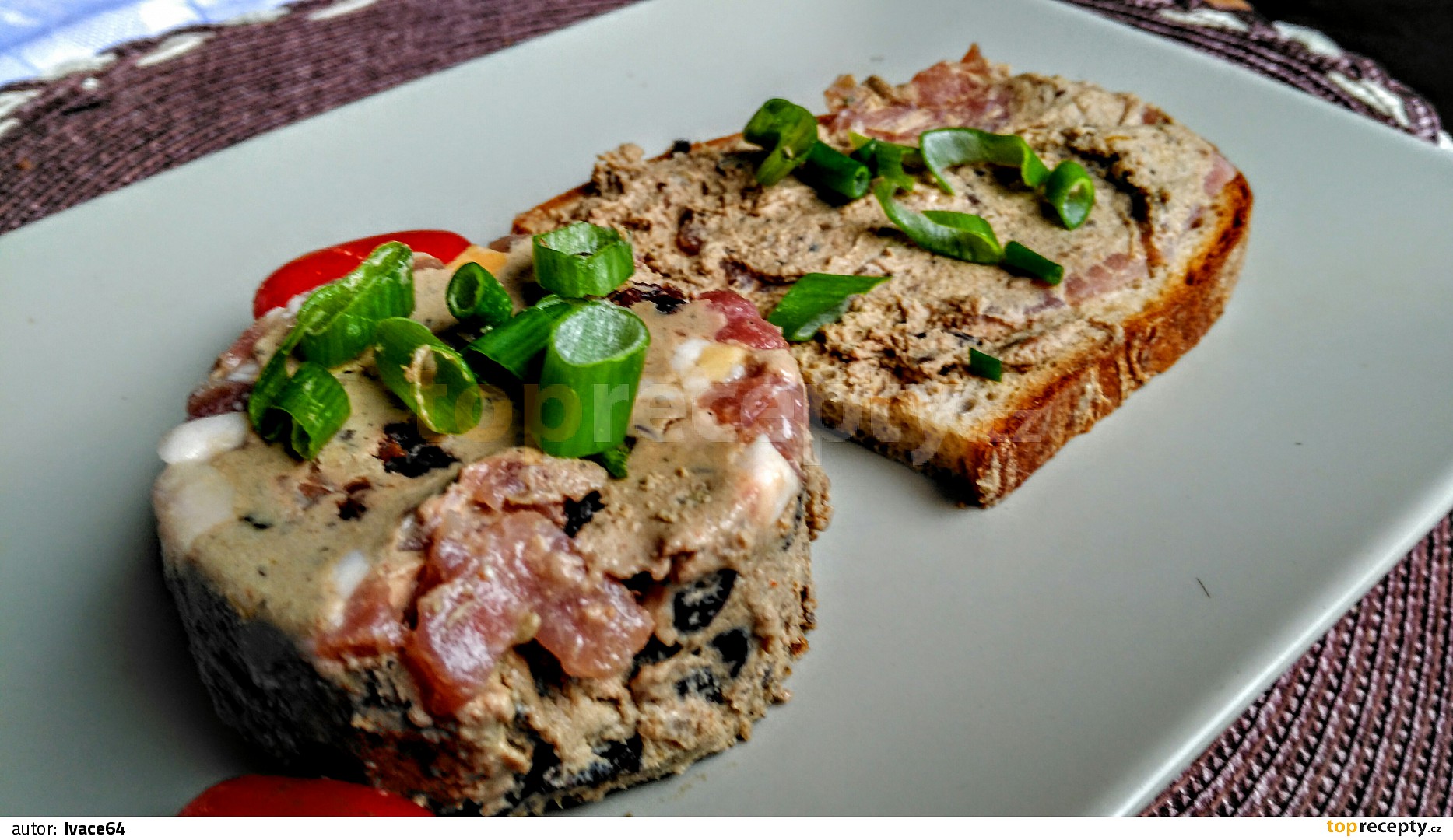 Paštika z kachních jater s brusinkami a švestkami recept - TopRecepty.cz