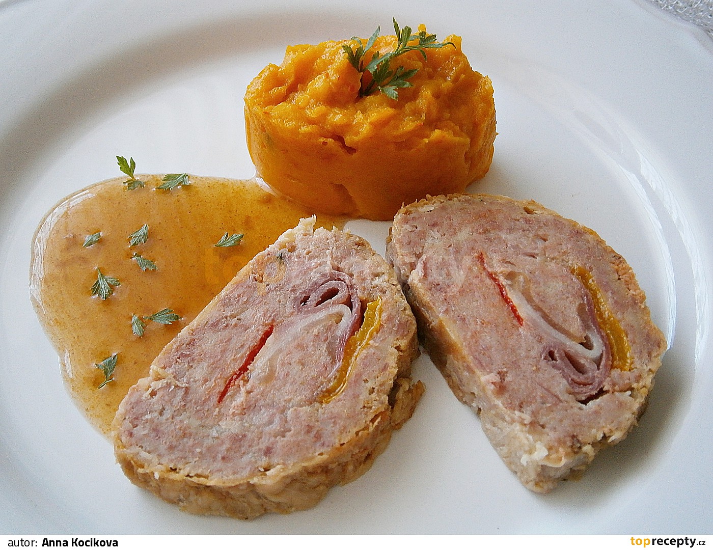 Plněná masová roláda z více druhů surovin recept - TopRecepty.cz