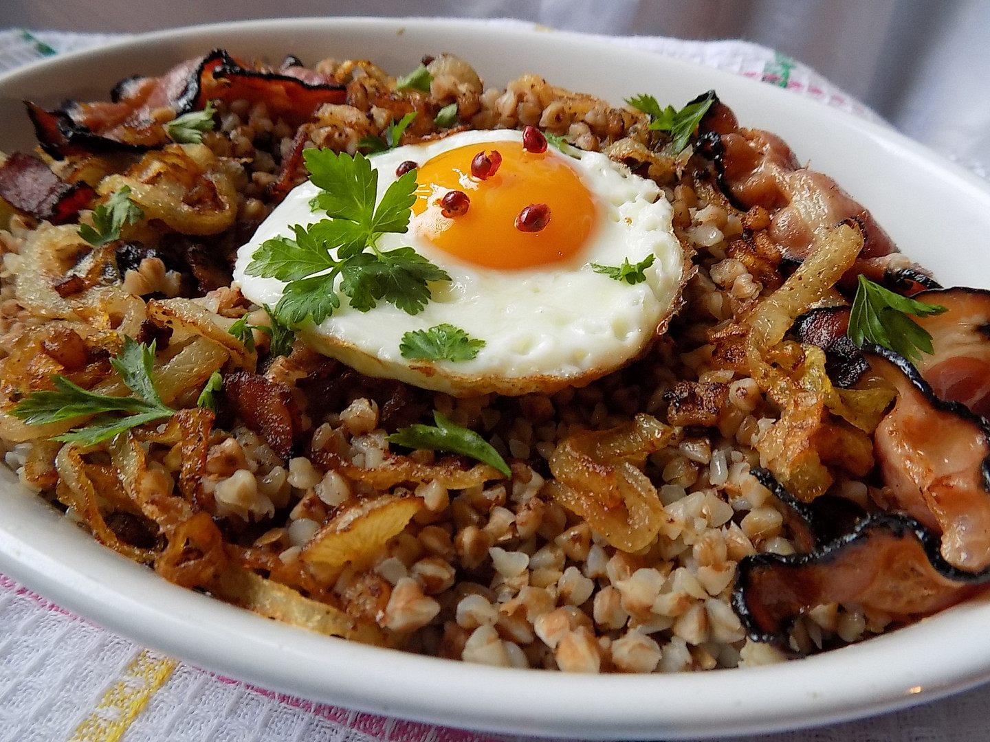 Pohanka se smaženou cibulí a slaninou - TopRecepty.cz