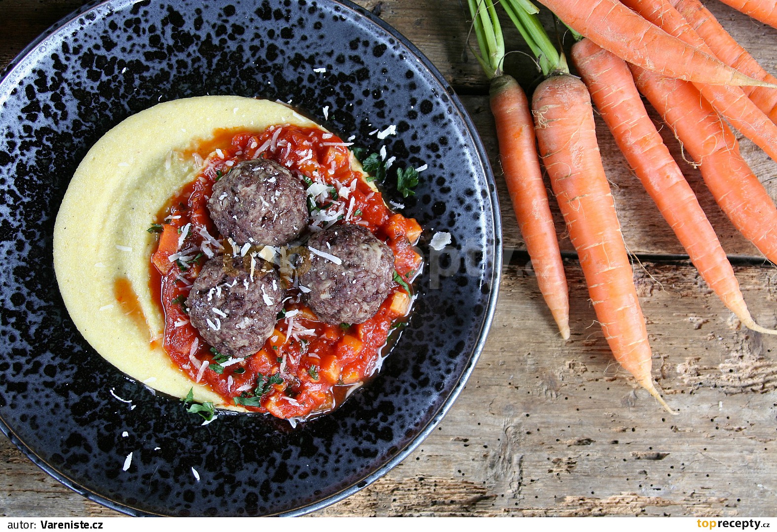 Masové koule s rajčatovým ragú a polentovou kaší recept - TopRecepty.cz