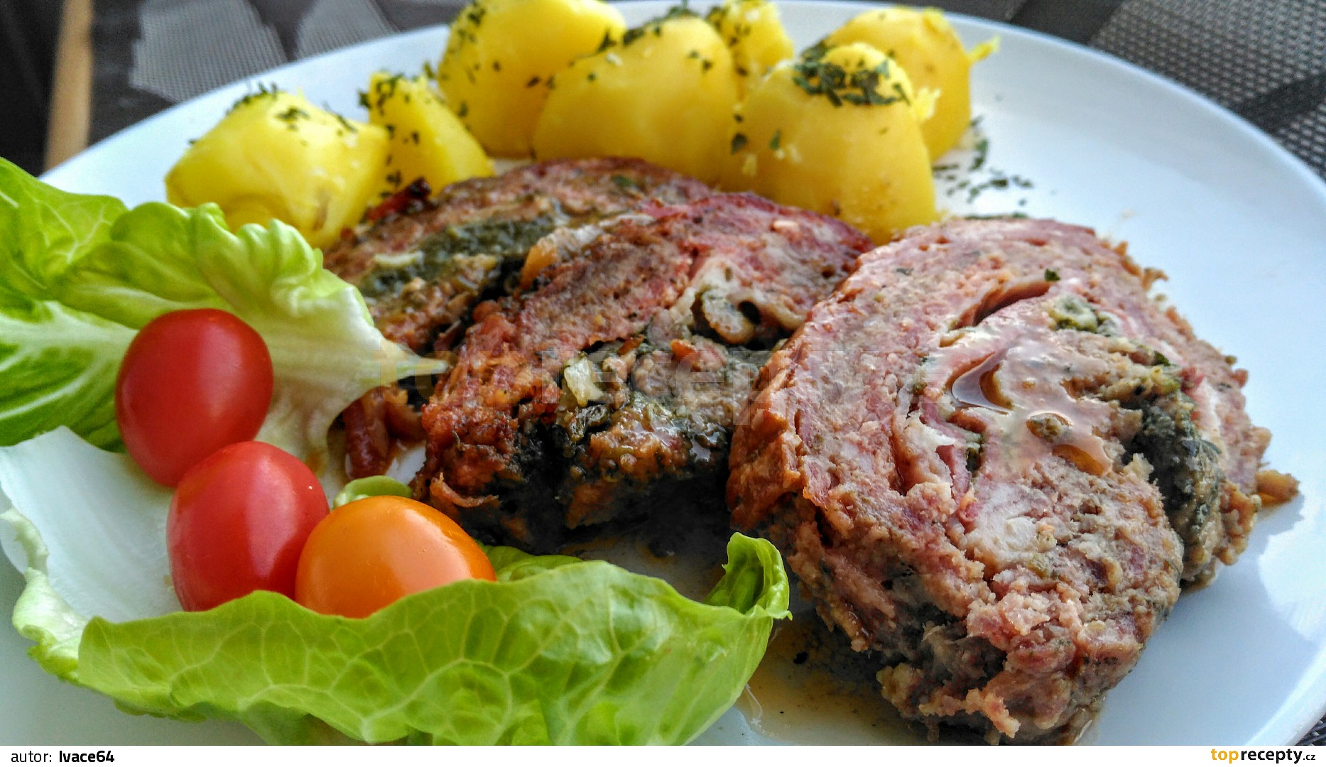 Roláda z mletého masa, plněná špenátem, sýrem a slaninou recept ...