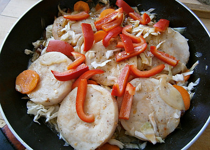 Rybí Hoki medailonky na špeku, se zeleninou a bramborem recept ...