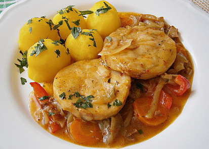 Rybí Hoki medailonky na špeku, se zeleninou a bramborem recept ...