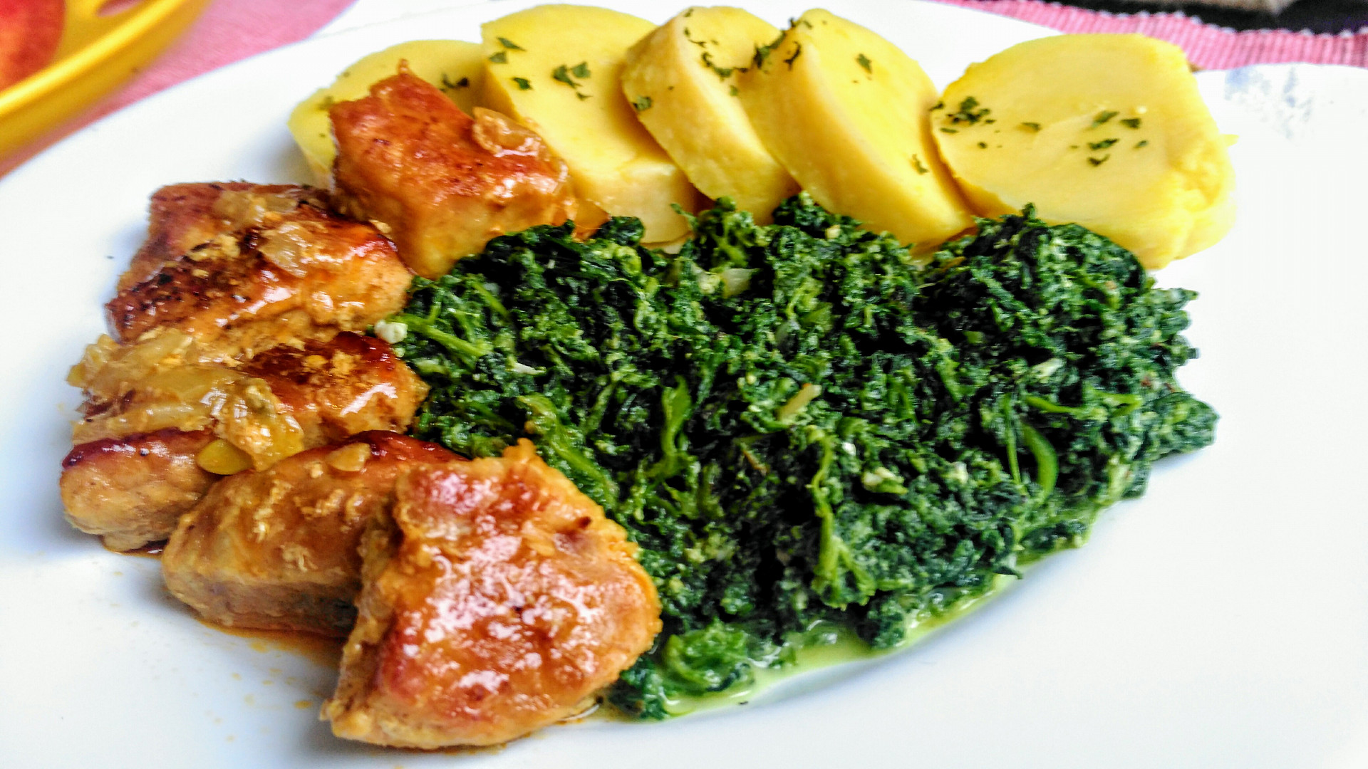 Moravský vrabec se smetanovým listovým špenátem a knedlíkem - TopRecepty.cz