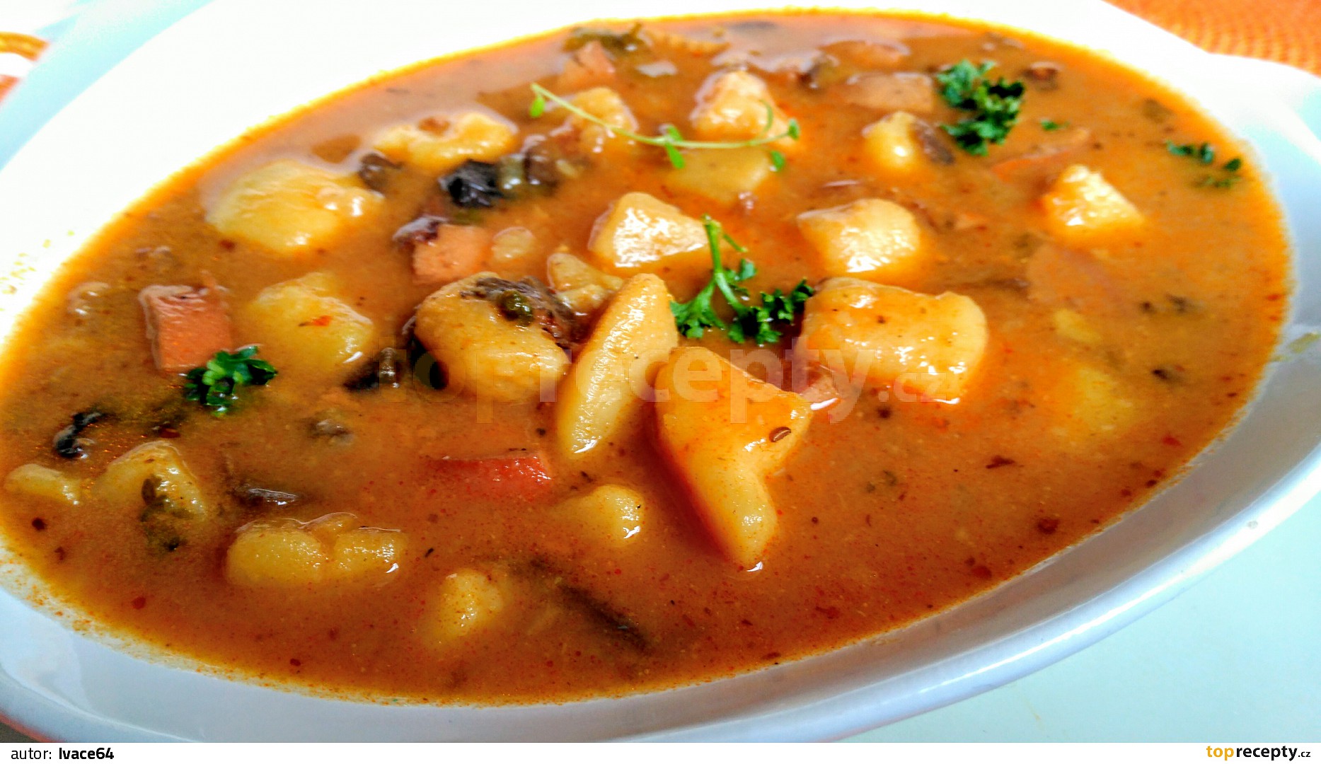 Buřtguláš s houbami recept - TopRecepty.cz