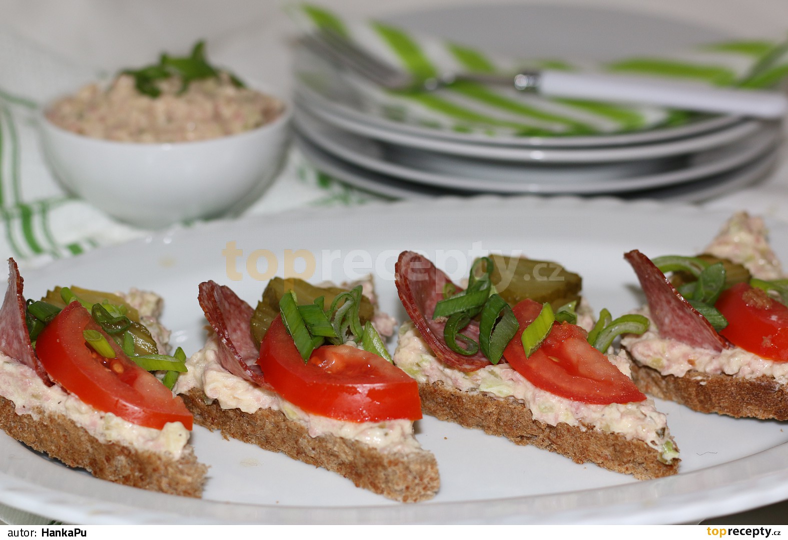 Jednoduchá pomazánka na chlebíčky recept - TopRecepty.cz