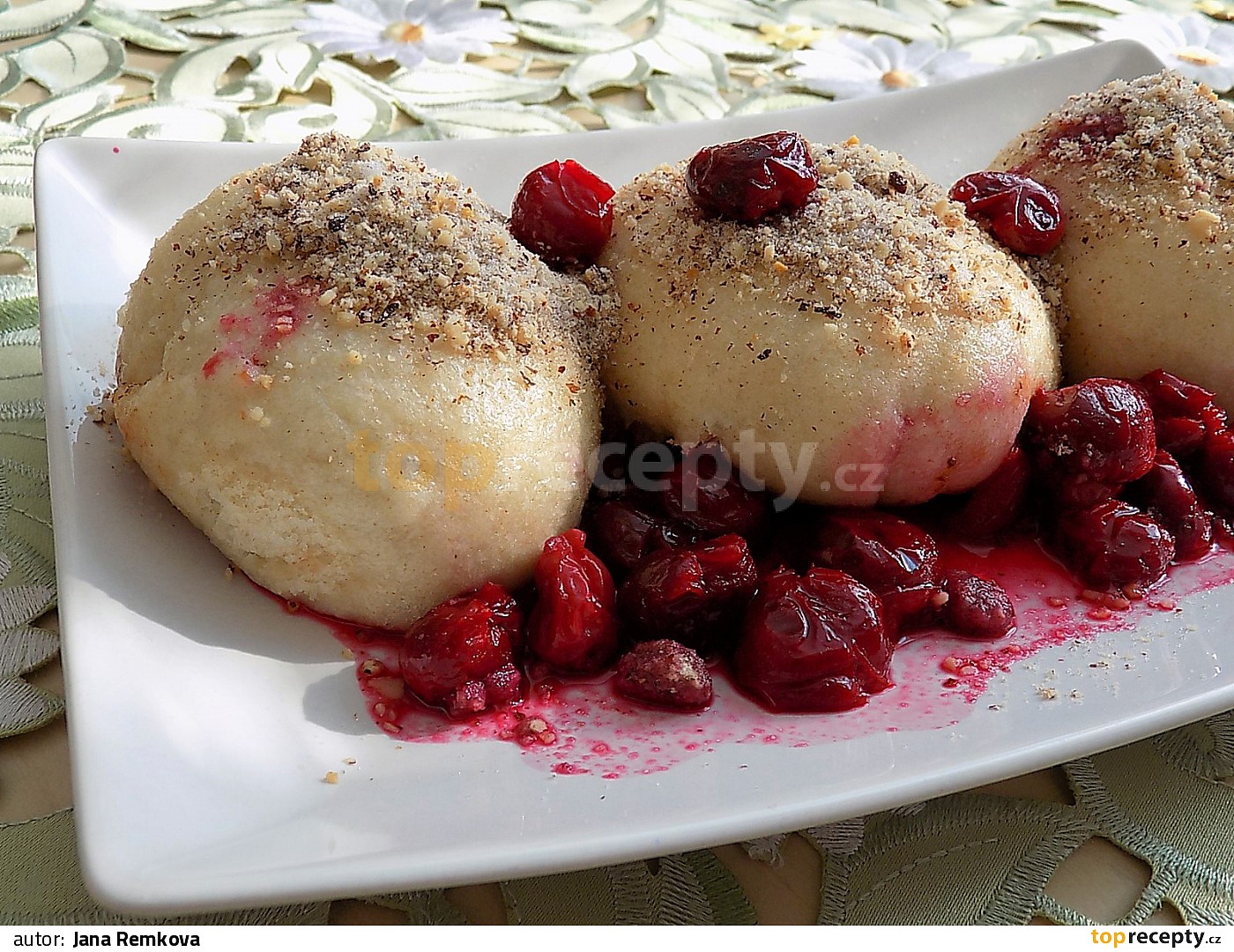 Kynuté knedlíky plněné jahodami - TopRecepty.cz