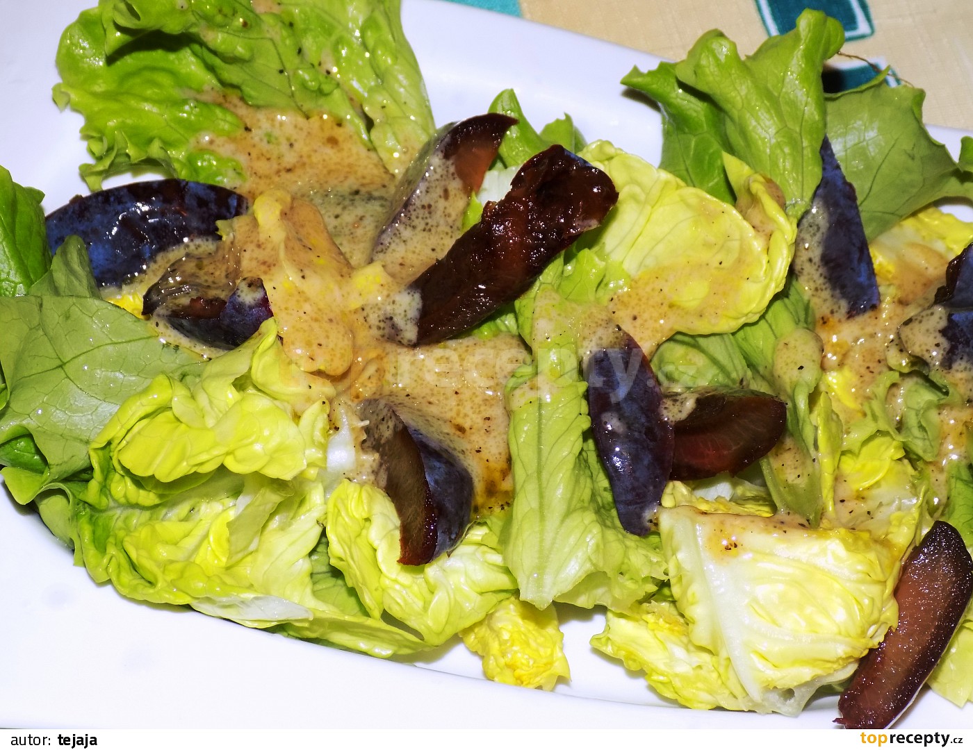Mix salát s ořechy a švestkami recept - TopRecepty.cz