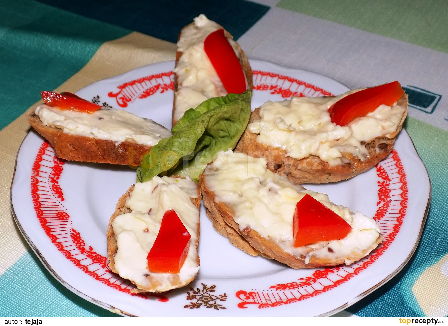 Obložený chlebíček s trochu jinou česnekovou pomazánkou recept ...