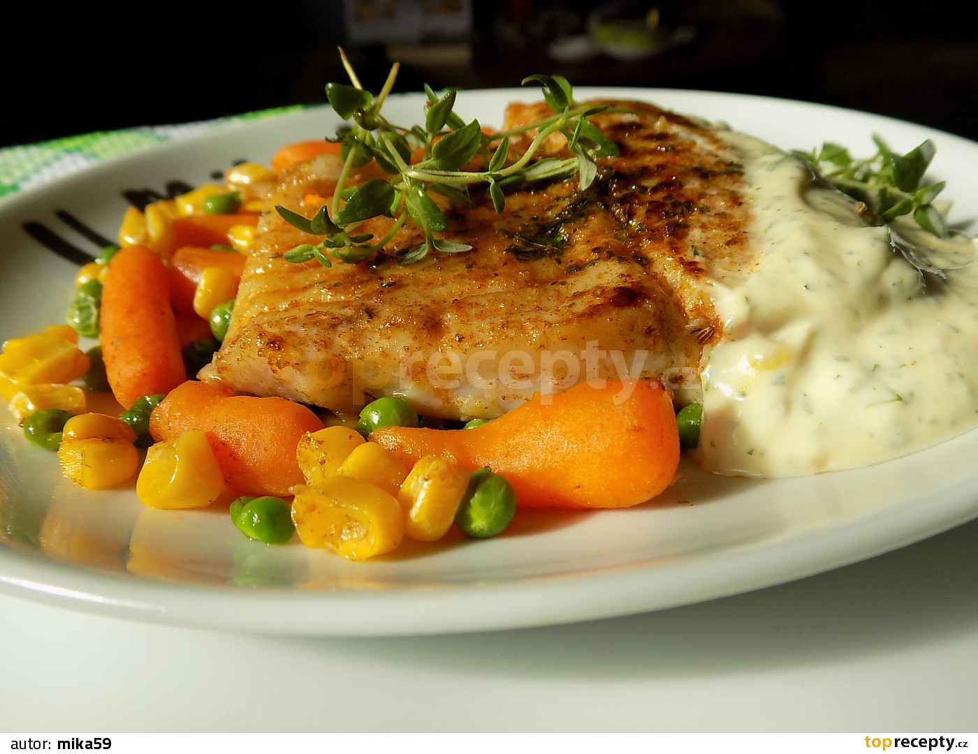 Treska na česnekovém másle s bylinkovou remuládou recept - TopRecepty.cz