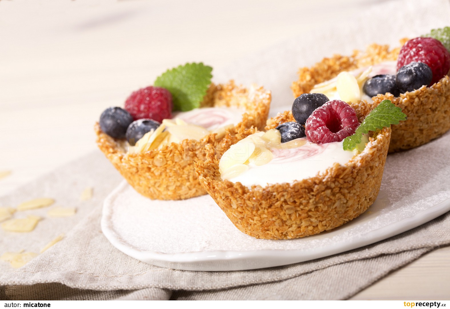 Košíčky s ovocem plněné jogurtem recept - TopRecepty.cz