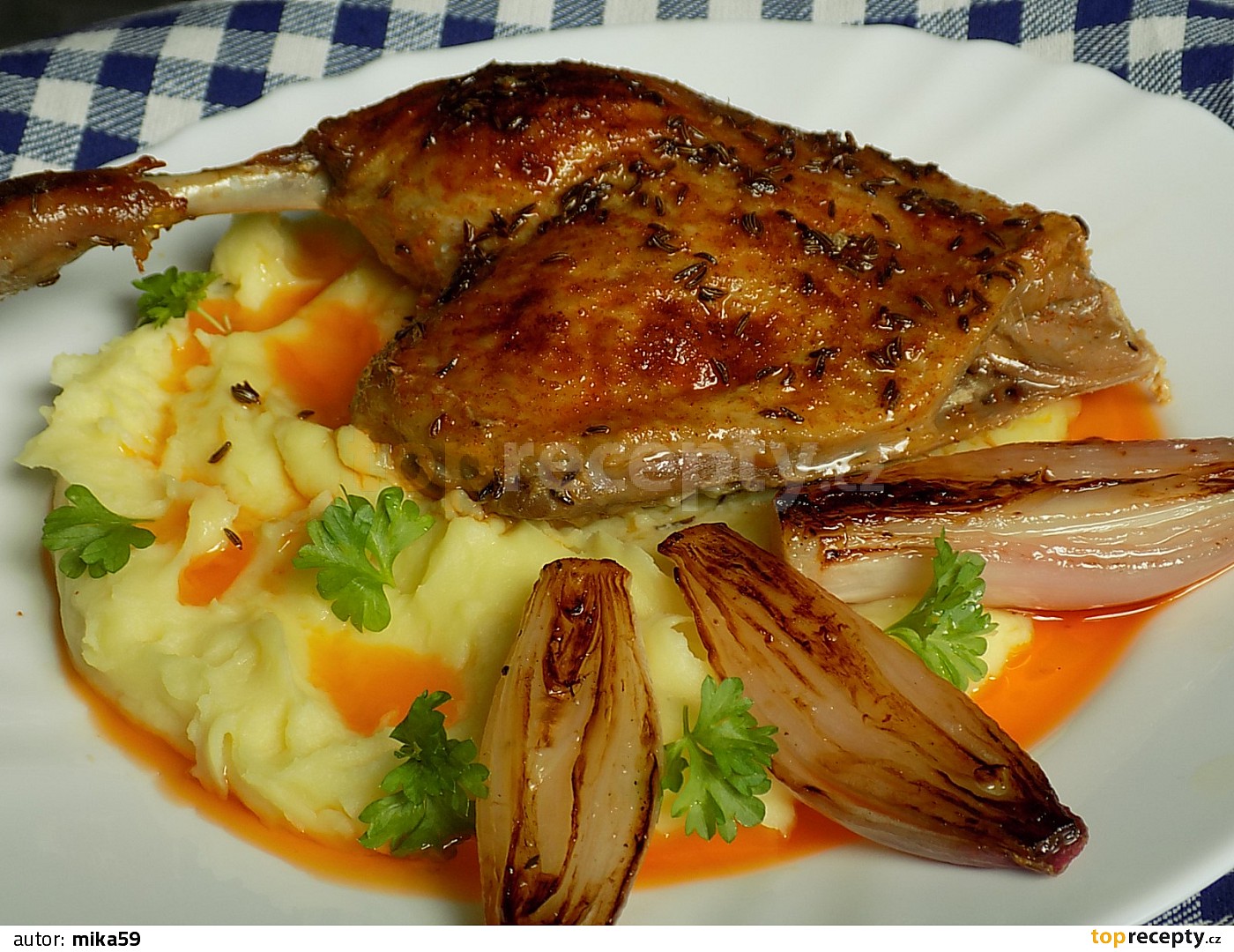 Kachní stehna se šalotkami recept - TopRecepty.cz