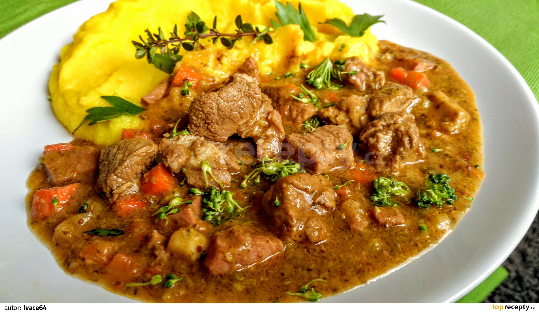 Vepřové ragů na kořenové zelenině, pórku a brokolici recept - TopRecepty.cz