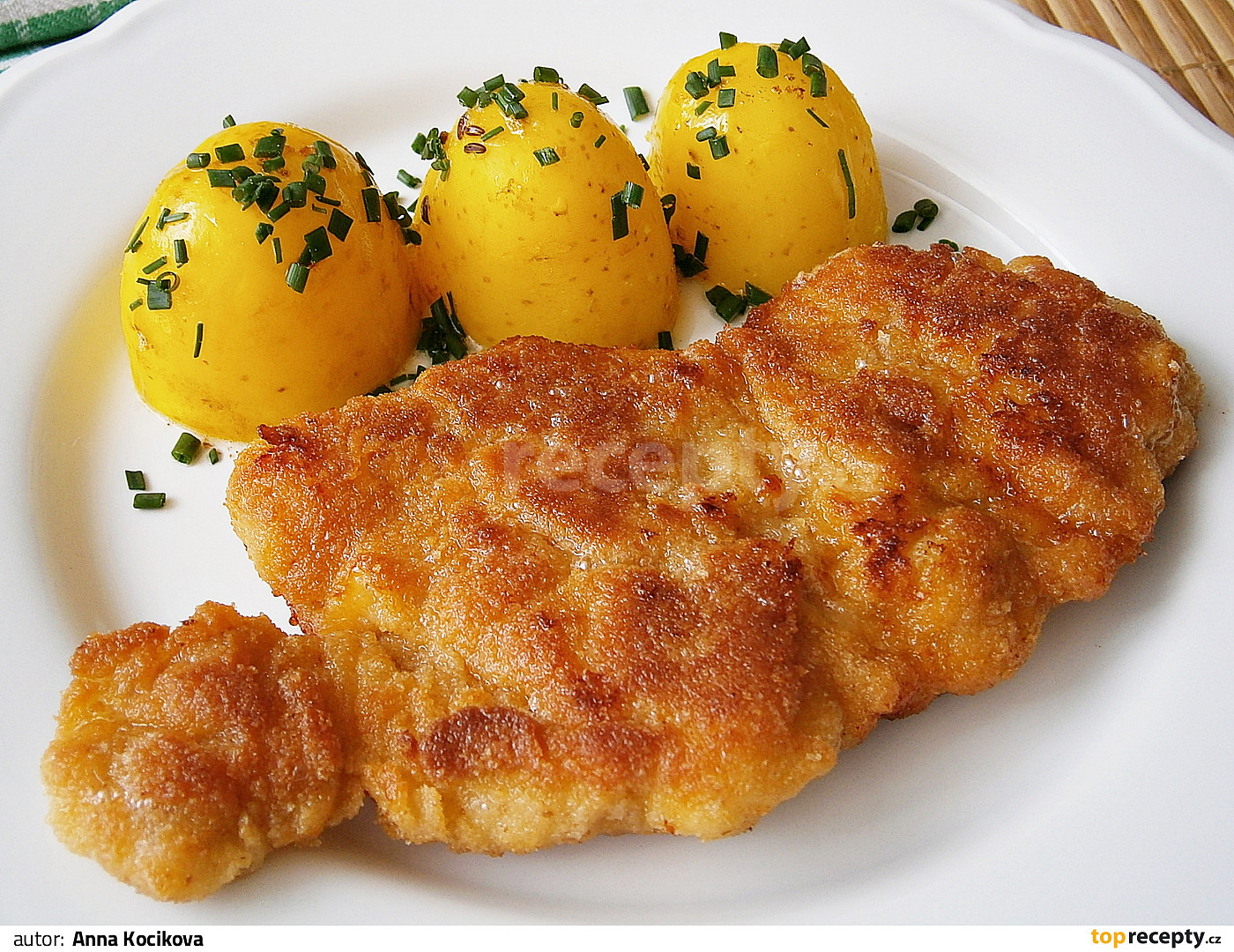 Kuřecí řízek, obalený v kypré strouhance recept - TopRecepty.cz