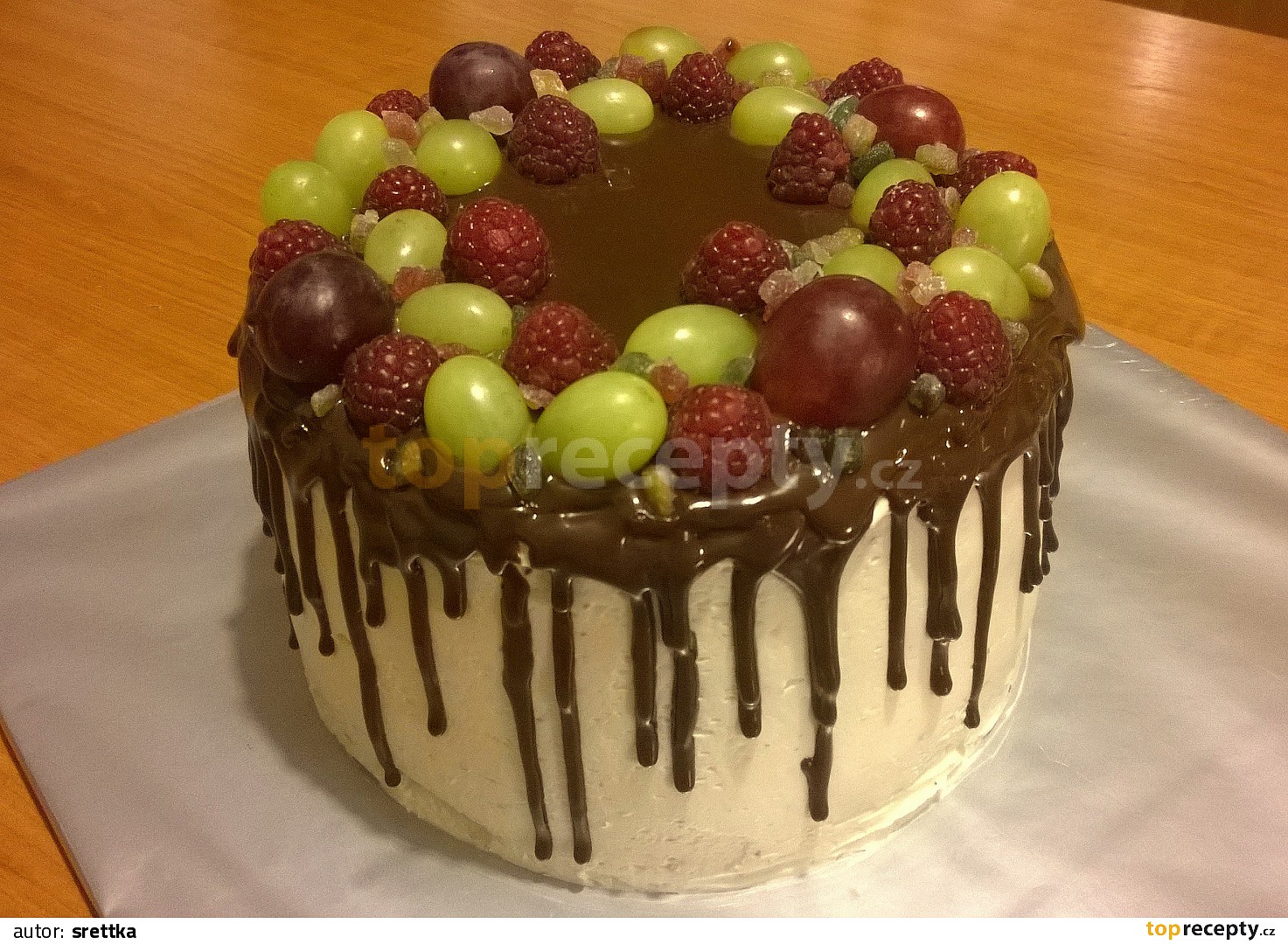 Bezlepkový dort s ovocem a polevou recept - TopRecepty.cz