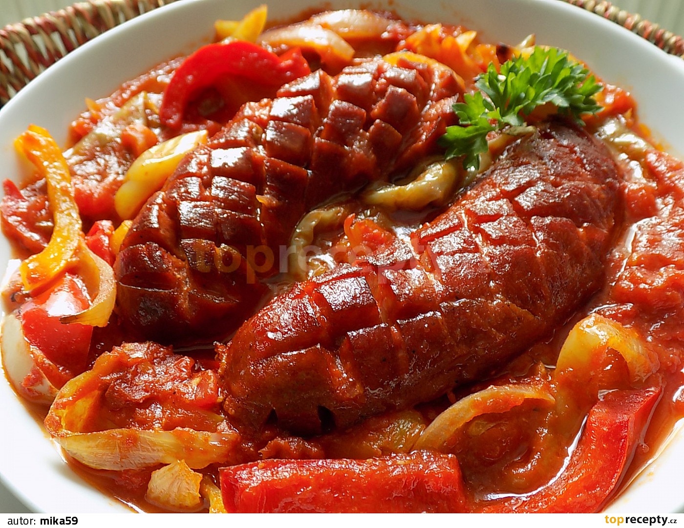 Pikantní špekáčky na paprikách recept - TopRecepty.cz