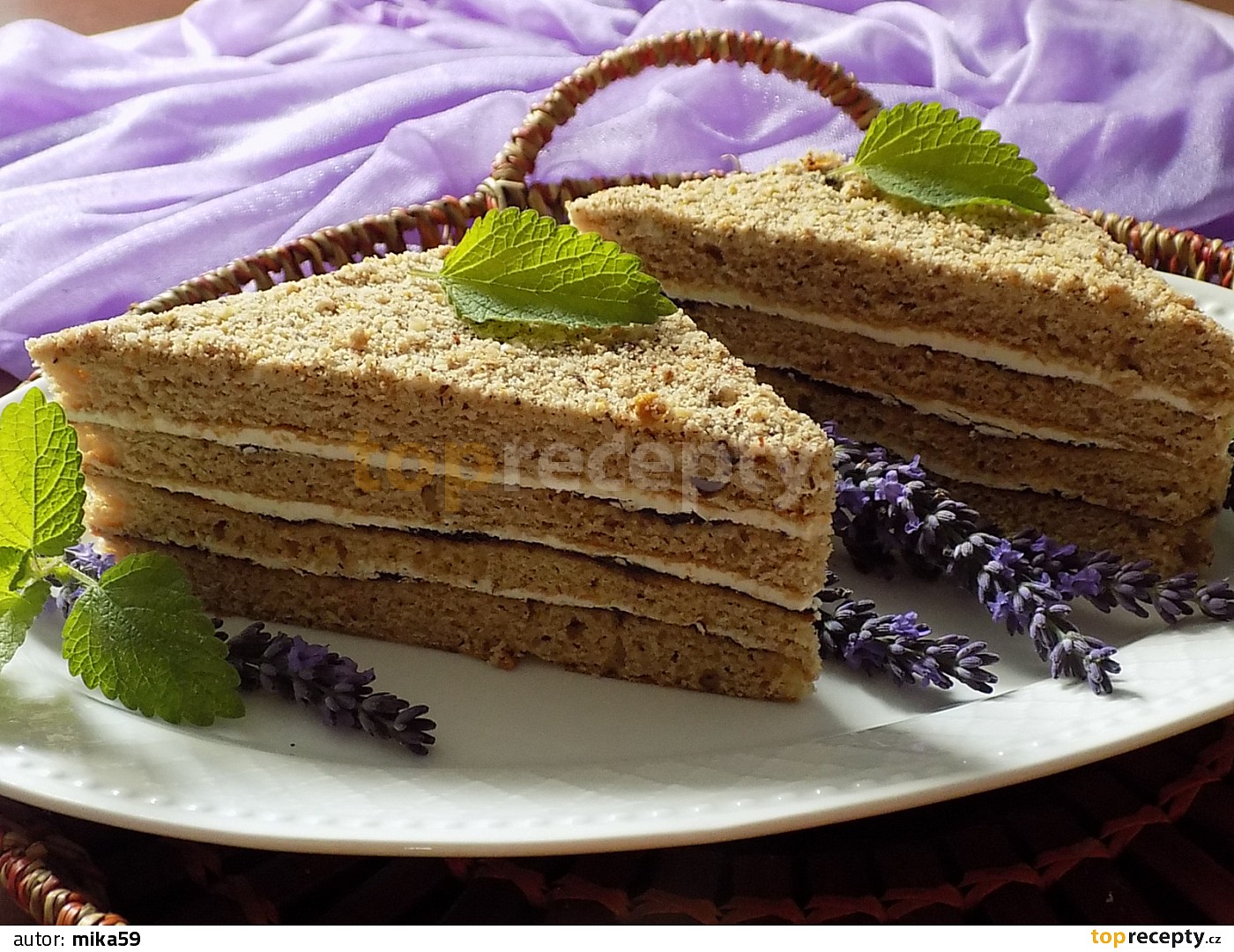 Medovník s povidly recept - TopRecepty.cz